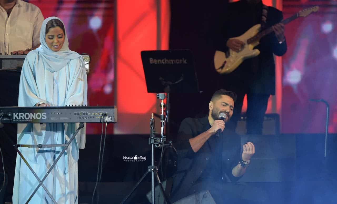 A Saudi female musician ignites Tamer Hosni's concert in Jeddah | Leaders