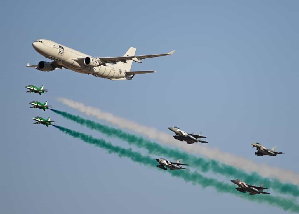 6 Saudi Fighter Jets Escort a US Bomber Crossing KSA Airspace | Leaders