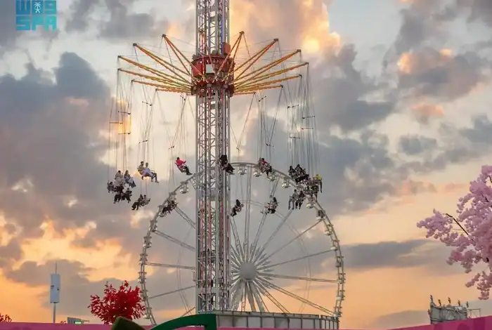 Visitors of Wonder Garden Experience Giant Flying Game | Leaders