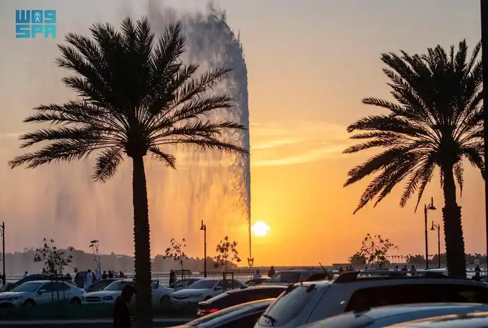 Sunset Attracts Visitors at Jeddah Fountain | Leaders
