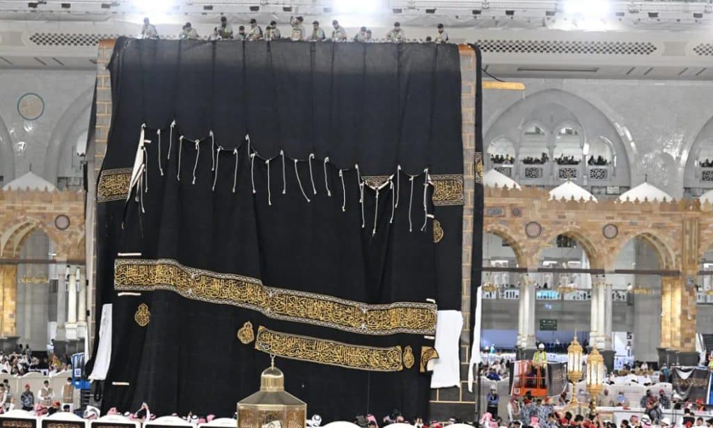 Photos: Holy Kaaba Adorned with New Kiswa | Leaders