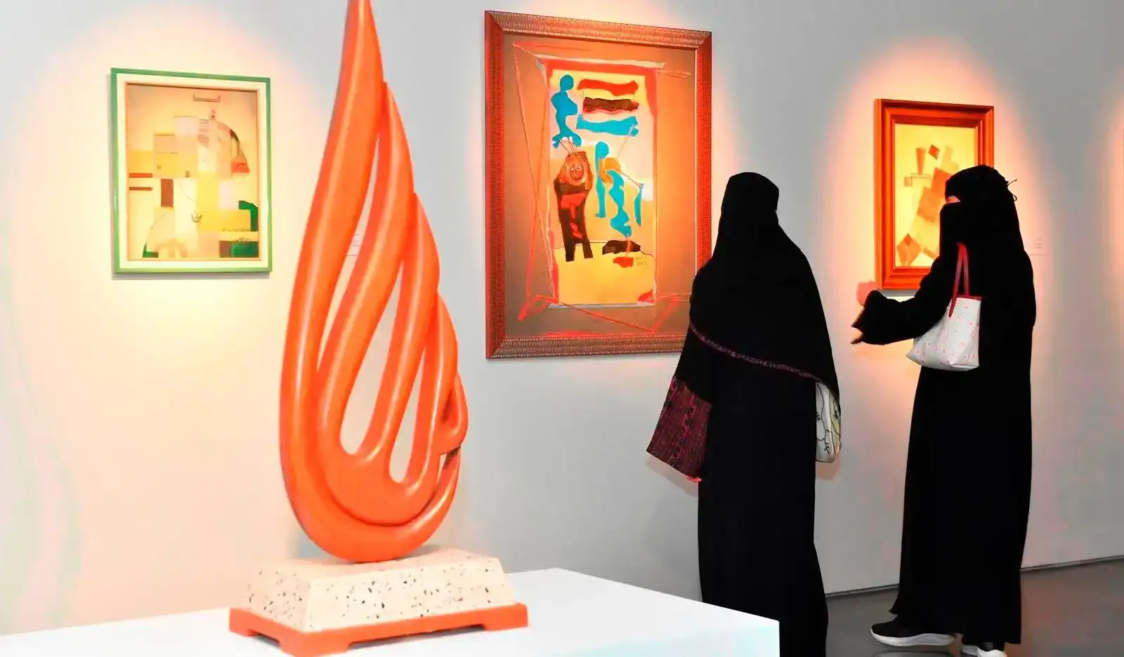 'Redrawing the Boundaries' Exhibition Explores Gulf's Modern Art ...