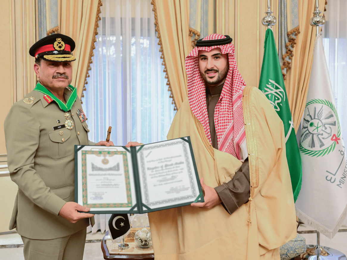 Saudi Arabia Awards Pakistani Army Chief with King Abdulaziz Medal ...